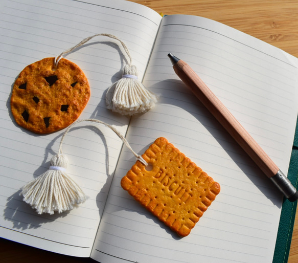 biscuit or cookie bookmark しおり・ブックマーク ma_ya 通販 18811669｜Creema(クリーマ)