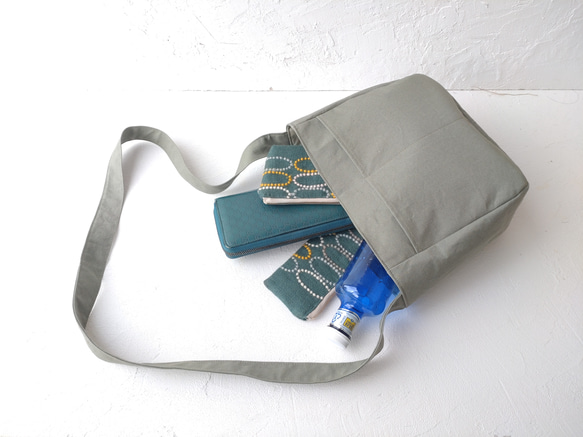 リスノモリとピスタチオ色キャンバス ショルダーバッグ ショルダーバッグ Anzu-m 通販｜Creema(クリーマ) 18818682