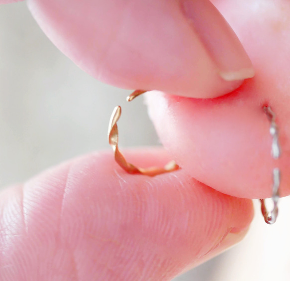 とっても小さな 8mm 10mm ミニミニツイストフープピアス つけっぱなし 14kgfワイヤー ステンレス ピアス（フープ） HENDORI 通販 18857200｜Creema(クリーマ)