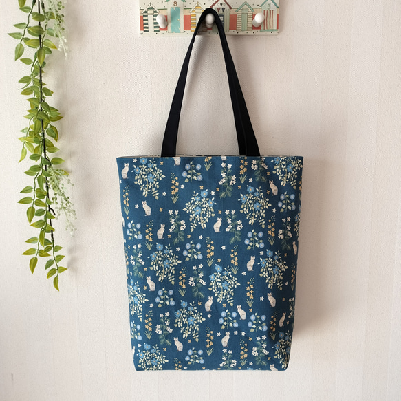 布トートバッグ マチ付き 手提げ・肩掛けバッグ A4収納可 北欧ボタニカルキャット柄 スモークブルー トートバッグ よもぎあん 通販 ...