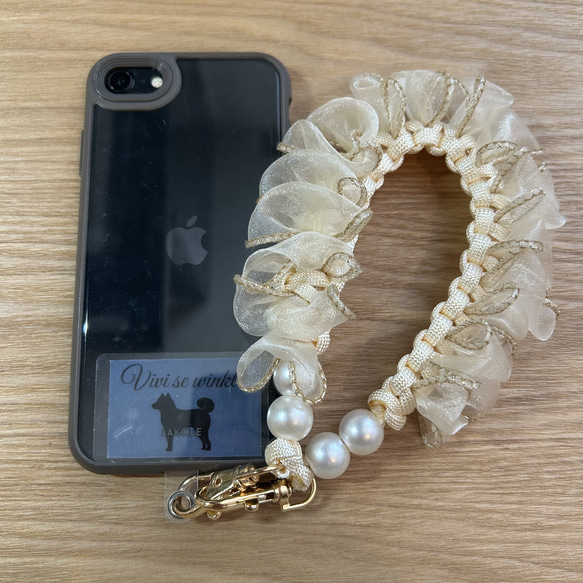 レース編みハンドストラップ ホワイトパール ネックストラップ vivi_se_winkle 通販 18919462｜Creema(クリーマ)