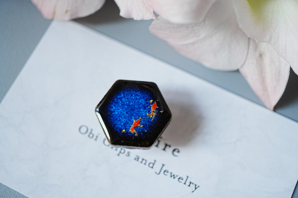 藍色美濃焼と金魚、金箔の帯留め ポニーフック 帯留め Sumire 帯留め&Jewelry 通販 18970429｜Creema(クリーマ)