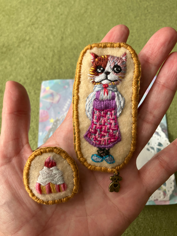 猫刺繍ブローチ イチゴタルト ブローチ taotao 通販 19010188｜Creema(クリーマ)