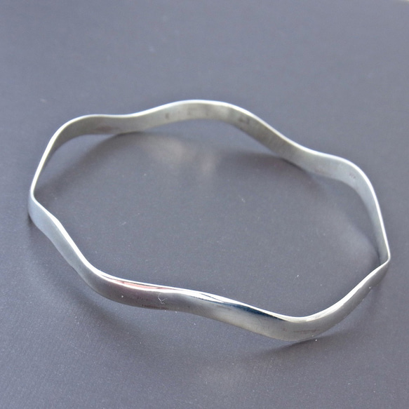 ウェーブ バングル シルバー925 silver 刻印入り シンプル 軽やかに楽しめる 重ね付け ユニセックス I24 バングル・リストバンド ...