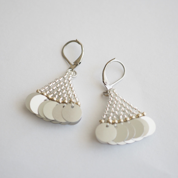 『Beadspan triangle』（シルバー）中サイズ ピアス/イヤリング【受注】 ピアス（フック・チェーン） Beadspan 通販 19118353｜Creema(クリーマ)