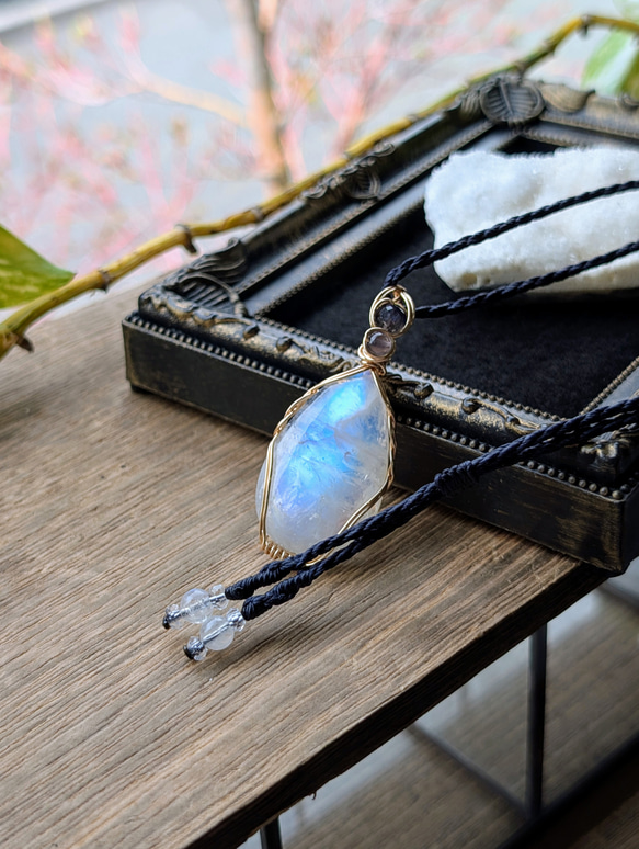 ☆High Quality Stone☆レインボームーンストーン・ホワイトラブラドライト☆ワイヤーネックレス 334 ネックレス・ペンダント ファミリア 通販 19119089｜Creema ...