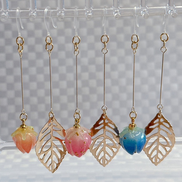 [P018]【選べる3色】小さな蕾と葉っぱのピアス(イヤリング変更可) ピアス（フック・チェーン） felicha / ましろ 通販 ...