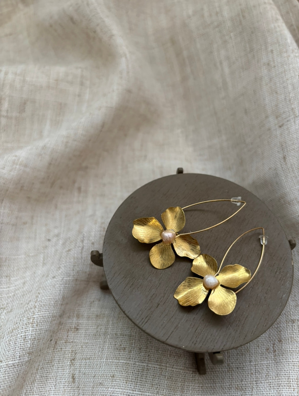 真鍮フラワーと淡水パールピアス joli-ジョリ- ピアス（フック・チェーン） MikaKe8👣 通販 19158704｜Creema(クリーマ)
