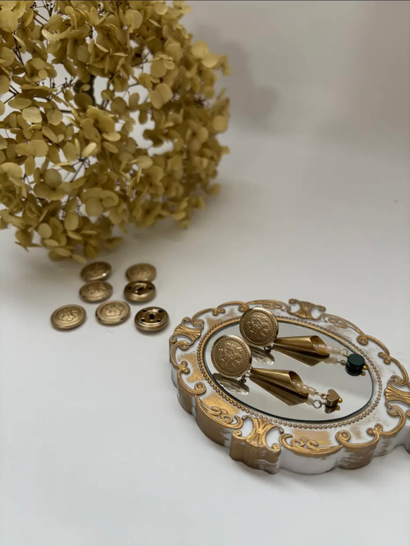 アンティークボタンと真鍮ピアス/イヤリング-Mugue-ミュゲ ピアス（スタッド・一粒） MikaKe8👣 通販 19158955｜Creema(クリーマ)