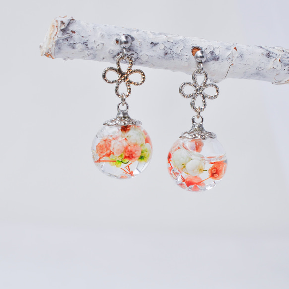 【送料無料】キュービックジルコニアとお花のガラスドームピアス／イヤリング 揺れる キラキラ ギフト 金属アレルギー ピアス（その他） ハルスケ ...