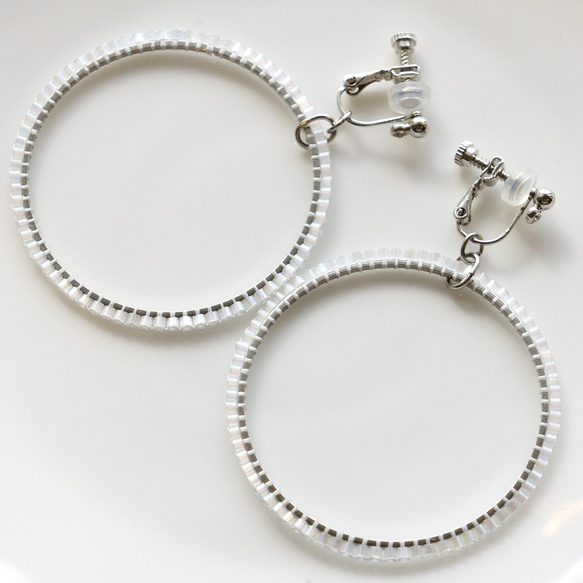 シルクホワイト ビッグ フープ イヤリング ピアス イヤリング・ノンホールピアス akarinomi 通販 19169124｜Creema(クリーマ)