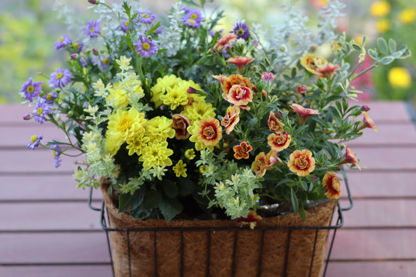 creema限定‼️『母の日ギフト2025 お任せ花材の手作りバスケットの寄せ植え＊*』 アートフラワー アイビー 通販 19171211｜Creema(クリーマ)