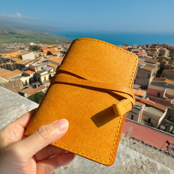 エマニュエルレザー パスポートホルダー ボヤージュシリーズ/ベジタブルタンニンレザー トスカーナイエロー/カスタマイズギフト その他雑貨 ...