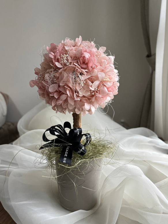 【新作】桜色のトピアリーボール プリザーブドフラワー LARIEL 通販 19177135｜Creema(クリーマ)