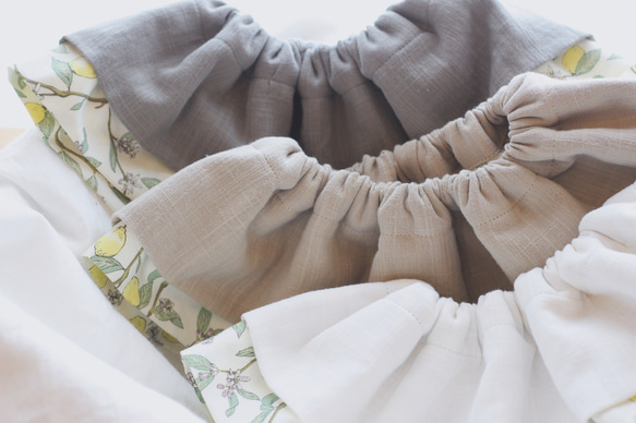 天然素材のフリルスタイ／男女兼用で出産祝いにも／レモン柄、コットン100%ダブルガーゼ／赤ちゃんの肌にも安心、森のしずく スタイ・よだれかけ ...