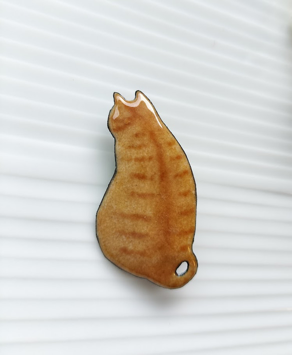 七宝焼き・猫のおしゃべりブローチ：うしろ姿 ☆茶トラ ブローチ tora 通販 19178957｜Creema(クリーマ)