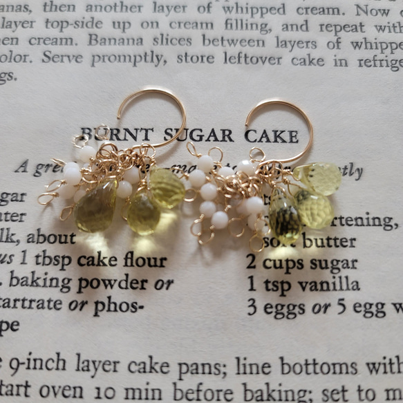 レモンクォーツ ホワイトコーラル 明るく爽やかなイエローの プチブーケピアス イヤリング変更可/14kgf ピアス（フック・チェーン ...