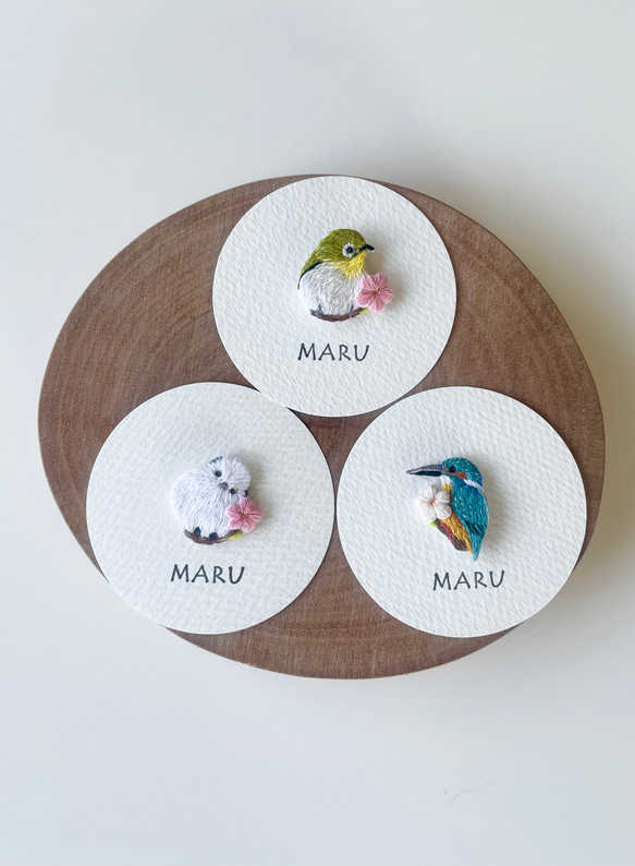 さくらと野鳥の刺繍ブローチ 〜カワセミ・シマエナガ・メジロ ブローチ Maru 通販 19180052｜Creema(クリーマ)