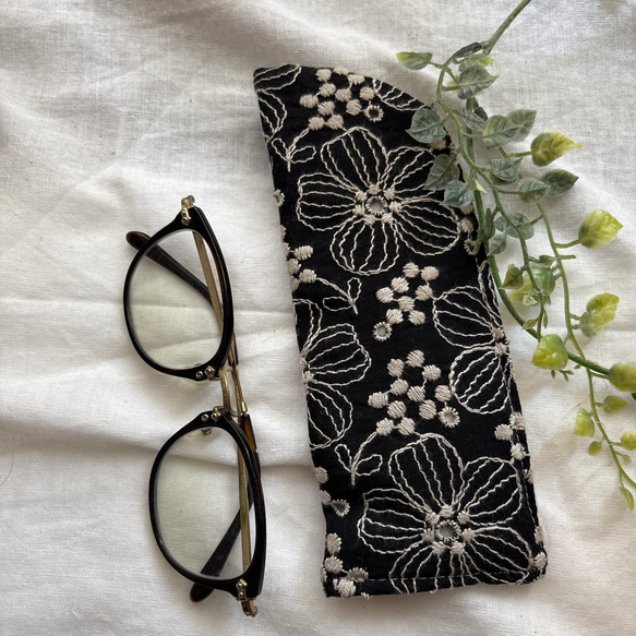 ハンドメイド♡メガネケース♡綿麻黒花とリーフ刺繍生地♡普通タイプ メガネケース handmade.cosi.cosi 通販 19185028 ...