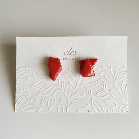 小さいレッドガラスアシンメトリーサージカルステンレスピアス 小さな 小さめ ピアス（スタッド・一粒） cles 通販 19206834 ...