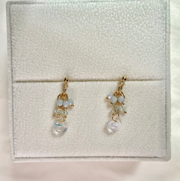 「水色ピアス」春のしずく｜チェコビーズと水色ティアドロップのピアス ピアス（スタッド・一粒） Vitrella/ヴィトレラ 通販 ...