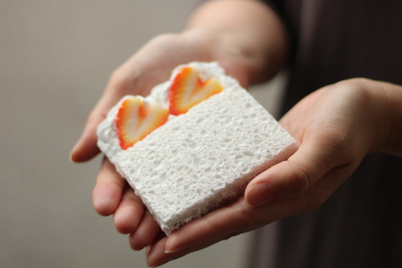 【ばねポーチ小】サンドイッチ いちご＆クリーム ポーチ Fairy and You 通販 19207270｜Creema(クリーマ)