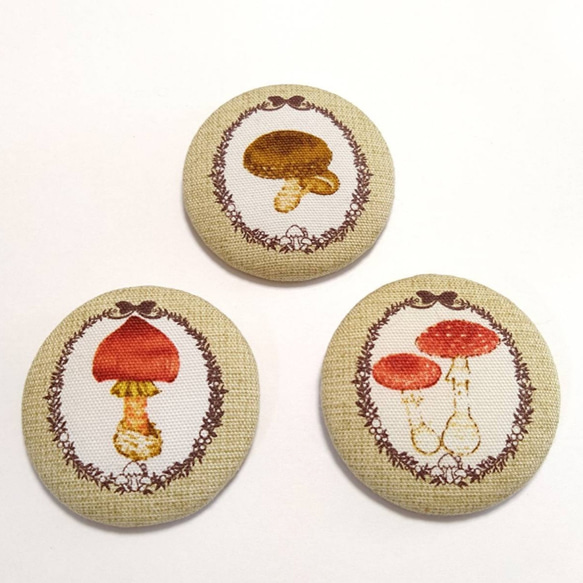 在庫処分特価★柔らかきのこ缶バッジ 3個セット その他雑貨 まっしゅる〜む 通販 19209698｜Creema(クリーマ)