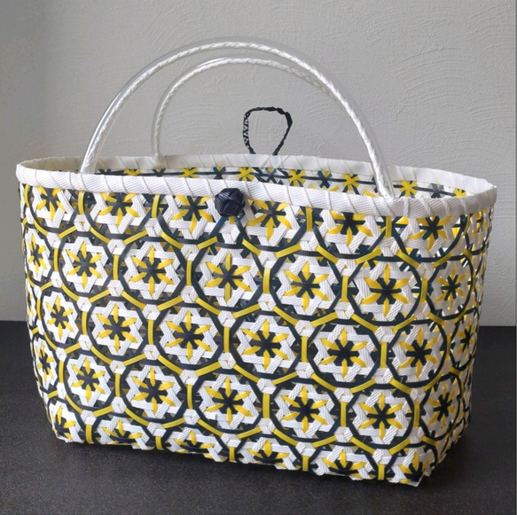 PPバンド かごバッグ 花まる編み 白×黄色×紺色 プラカゴ 花柄 六つ目華編み かごバッグ yiki 通販 19213357｜Creema ...