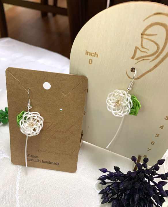 : 水引きアクセサリー 白の小さな花 (茎を自分でカット)ピアス ピアス（フック・チェーン） M-mon 通販 19213582｜Creema ...