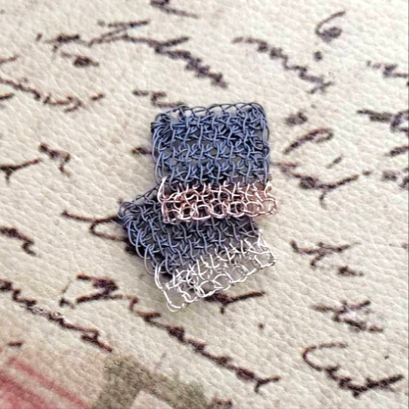 【バイカラー アシンメトリー】マットグレー＆ピンク、パール ワイヤークロッシェ イヤリング／ピアス ピアス（フック・チェーン） with ...