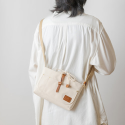 巾着帆布サコッシュ／フロントポケットがカーブver【生成り】 ショルダーバッグ satoka 通販 19290771｜Creema(クリーマ)