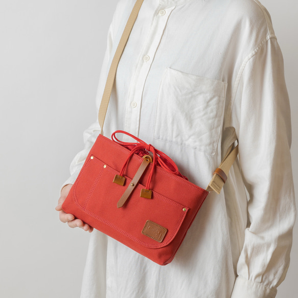 巾着帆布サコッシュ／フロントポケットがカーブver【レッド】 ショルダーバッグ satoka 通販 19290786｜Creema(クリーマ)