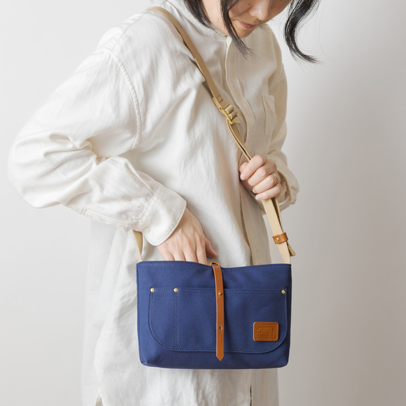 巾着帆布サコッシュ／フロントポケットがカーブver【ネイビー】 ショルダーバッグ satoka 通販 19290811｜Creema(クリーマ)