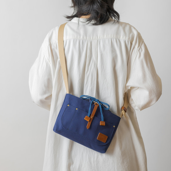 巾着帆布サコッシュ／フロントポケットがカーブver【ネイビー】 ショルダーバッグ satoka 通販 19290811｜Creema(クリーマ)