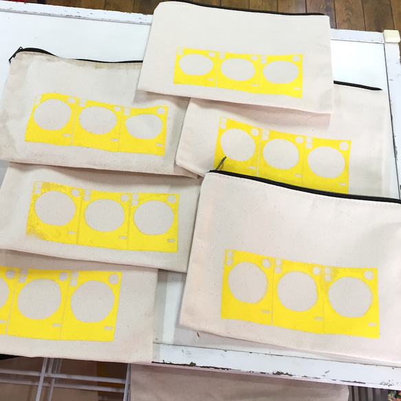 猫とコインランドリーのフラットポーチ ポーチ MAYU SUGIMOTO 通販 19299618｜Creema(クリーマ)