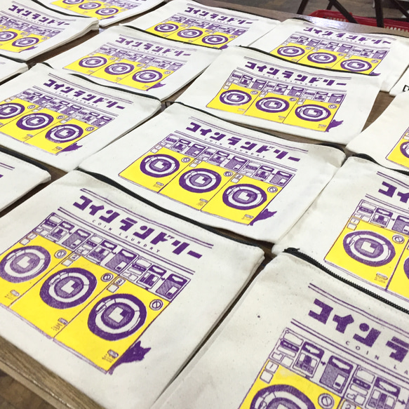 猫とコインランドリーのフラットポーチ ポーチ MAYU SUGIMOTO 通販 19299618｜Creema(クリーマ)