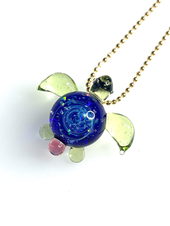 銀河を泳ぐ海亀（ホヌ）ペンダント（キーライム）#HN-12 ガラスアクセサリー ネックレス・ペンダント 硝子目ユニコ 通販 19301108 ...