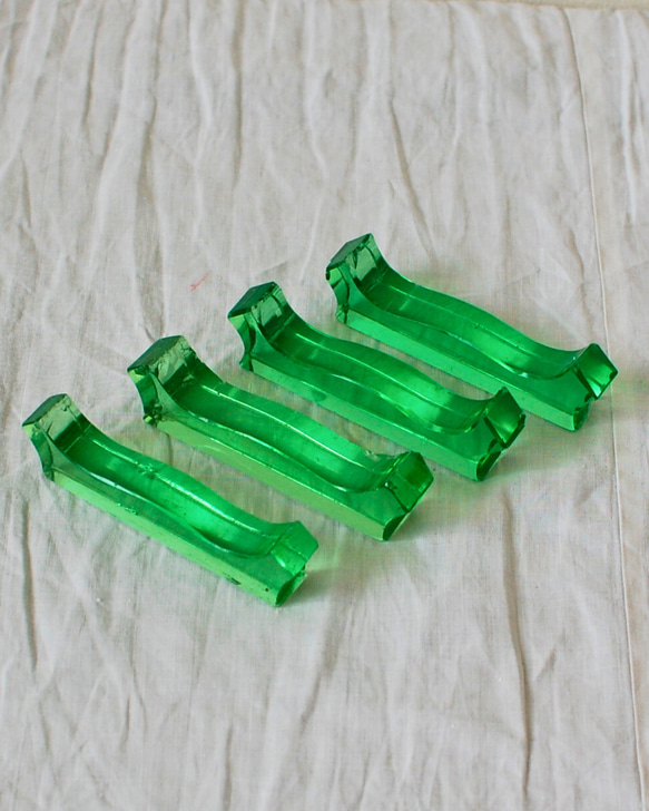 古いガラスの カトラリーレスト ナイフレスト ウランガラス 緑 欠けあり フランスヴィンテージ 箸・箸置き amibrocante 通販 ...