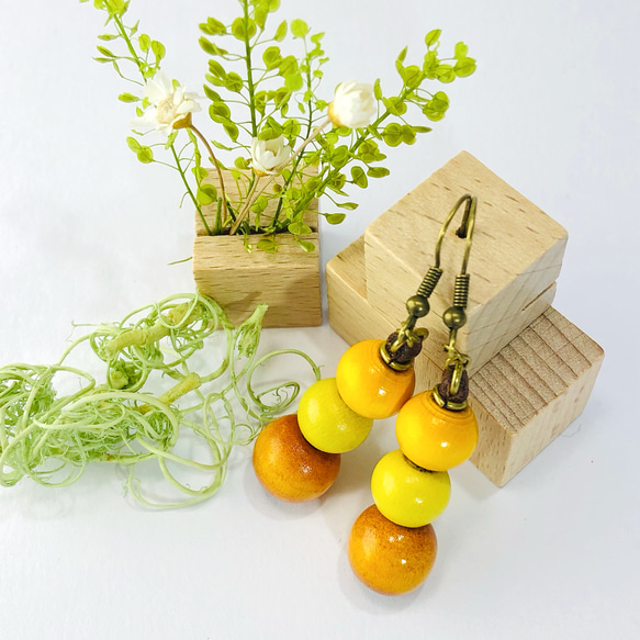 ウッドビーズとレザーを組み合わせた季節を感じる爽やかな甘夏ピアス ピアス（フック・チェーン） omomuki 通販 19332415 ...