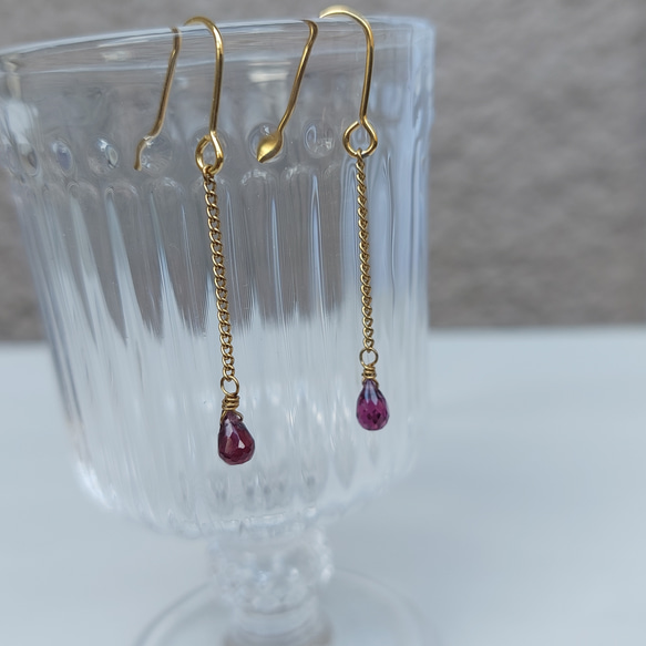 ひとつぶピアス ガーネット ピアス（フック・チェーン） ムラサキ 通販 19342264｜Creema(クリーマ)
