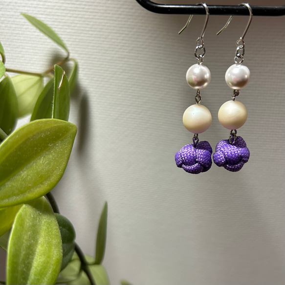 カラフル パールピアス パープル 手編み 推しカラー 推し活グッズ パラコードピアス ピアス（フック・チェーン） vivi_se_winkle ...