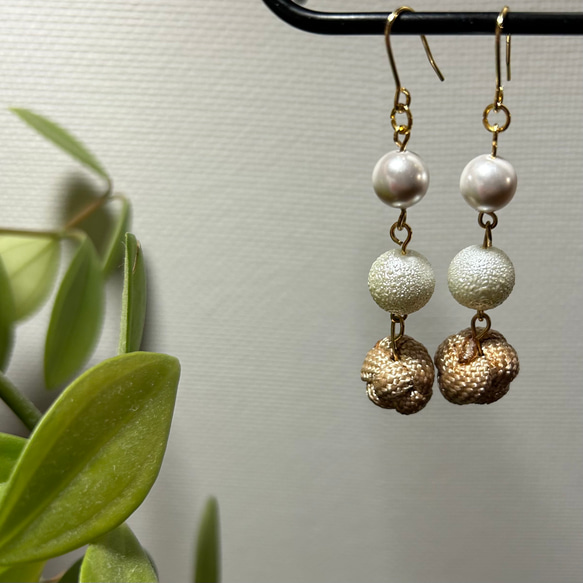 カラフル パールピアス ベージュ 手編み 推しカラー 推し活グッズ パラコードピアス ピアス（フック・チェーン） vivi_se_winkle ...