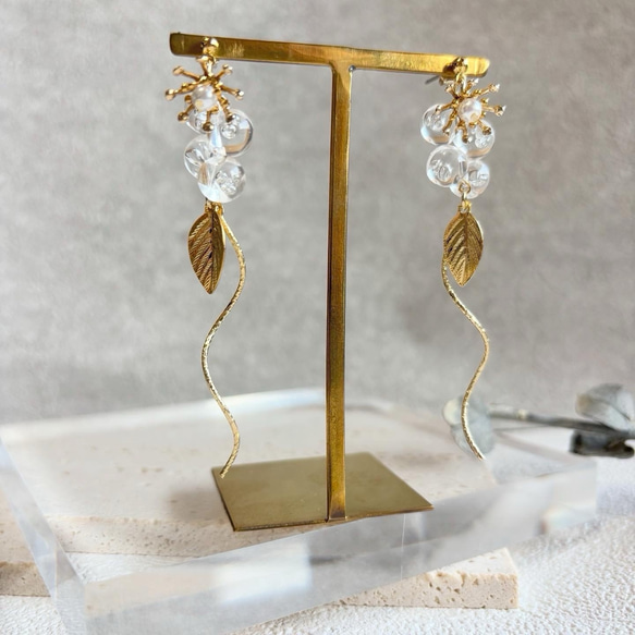 「虹泡 -nijiawa-」：夏空に咲く、花とリーフとクリアシャボン玉のピアス/イヤリング アレルギー対応可【虹泡庭園】 イヤリング・ノン ...