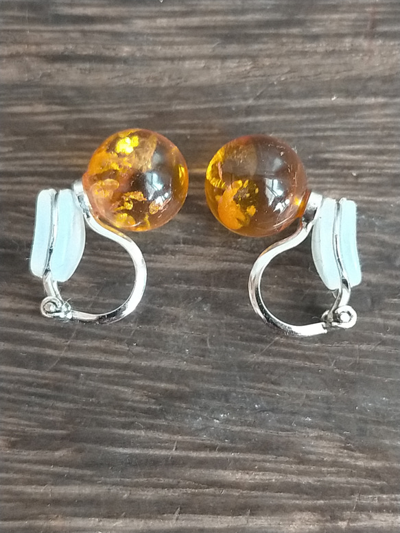 天然琥珀のイヤリング イヤリング・ノンホールピアス そこを曲がってすぐ 通販 19352404｜Creema(クリーマ)