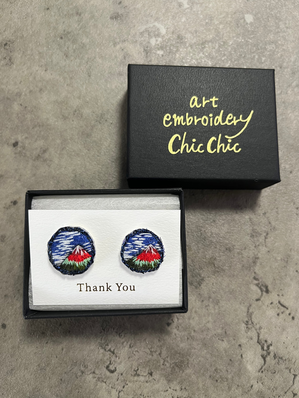 刺繍ピアス 絵画 赤富士 ピアス（その他） アート刺繍ChicChic 通販 19353085｜Creema(クリーマ)