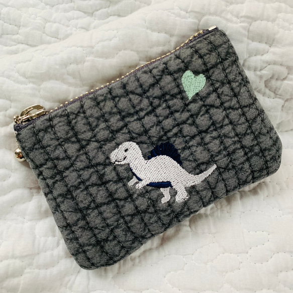 ライヴリーダイナソー nubiが選べる 小さなフラットポーチ H6.5W10.5 ヌビ 恐竜刺繍 ミニポーチ 小物入れ ポーチ ...