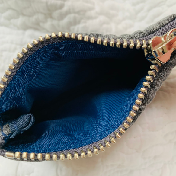 ライヴリーダイナソー nubiが選べる 小さなフラットポーチ H6.5W10.5 ヌビ 恐竜刺繍 ミニポーチ 小物入れ ポーチ ...