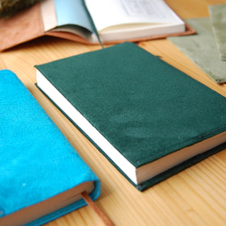 『豚革で作ったブックカバー』 文庫本サイズ 純国産豚スウェード ブックカバー ものたび工房 通販 19356202｜Creema(クリーマ)