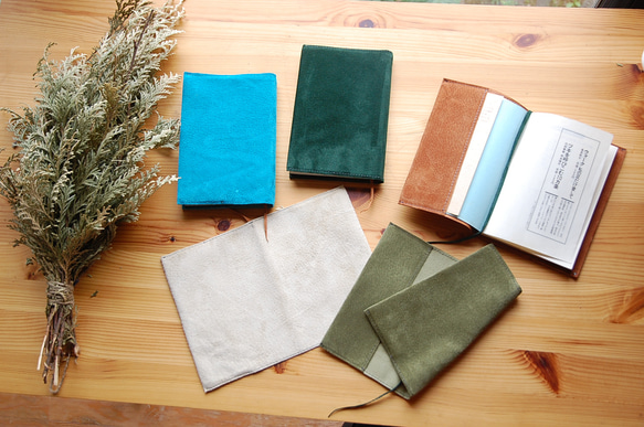 『豚革で作ったブックカバー』 文庫本サイズ 純国産豚スウェード ブックカバー ものたび工房 通販 19356202｜Creema(クリーマ)