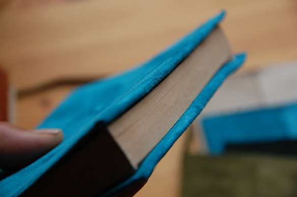 『豚革で作ったブックカバー』 文庫本サイズ 純国産豚スウェード ブックカバー ものたび工房 通販 19356202｜Creema(クリーマ)